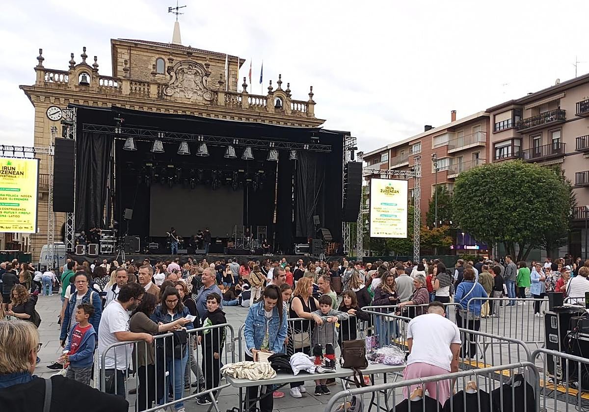 La gente abarrota la Plaza de San Juan de Irun a la espera de Camela | El Diario Vasco